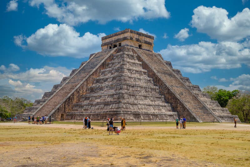 Tempelpyramide Des Kukulcan El Castillo Chichen Itza Yucatan Mexico ...