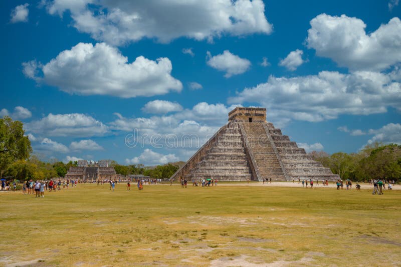 Tempelpyramide Des Kukulcan El Castillo Chichen Itza Yucatan Mexico ...