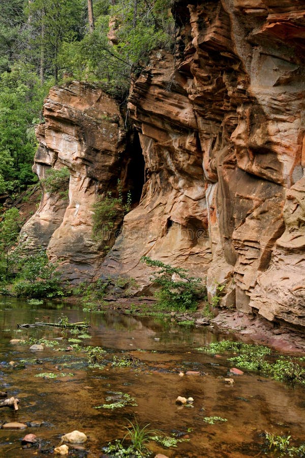 Tempesta Che Si Forma Sopra La Roccia Rossa Sedon Immagine Stock ...