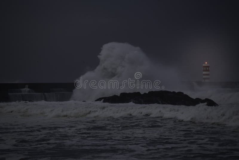 Tempesta di notte nel faro fotografia stock. Immagine di oceano - 105691650