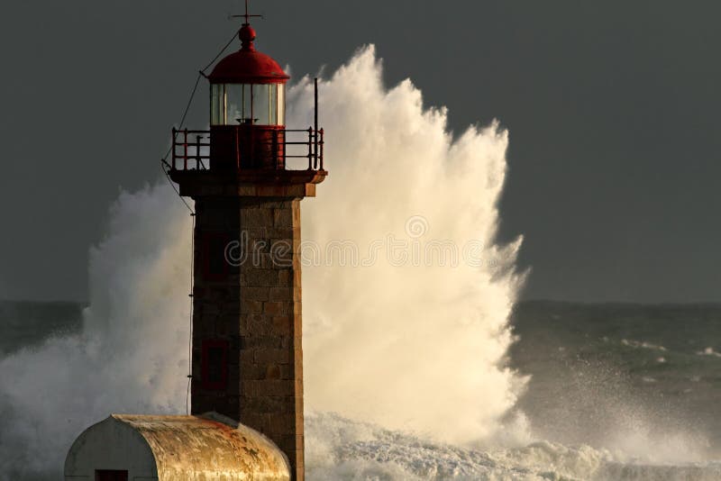 Faro Durante La Tempesta Nella Spruzzatura Dello Spruzzo Alla Notte Sul ...