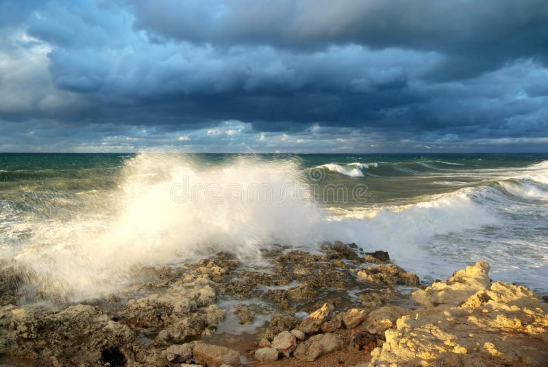 Tempesta sul mare immagine stock. Immagine di cielo, naughty - 16655489