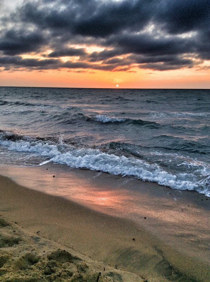 Tempesta Sul Mare Al Tramonto Fotografia Stock - Immagine di mare ...