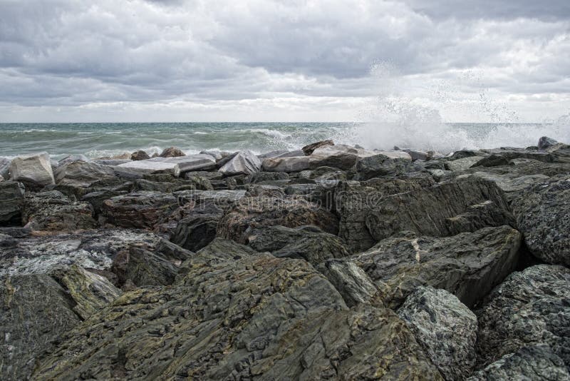 Tempestad De La Tormenta Del Mar En Las Rocas Imagen de archivo ...