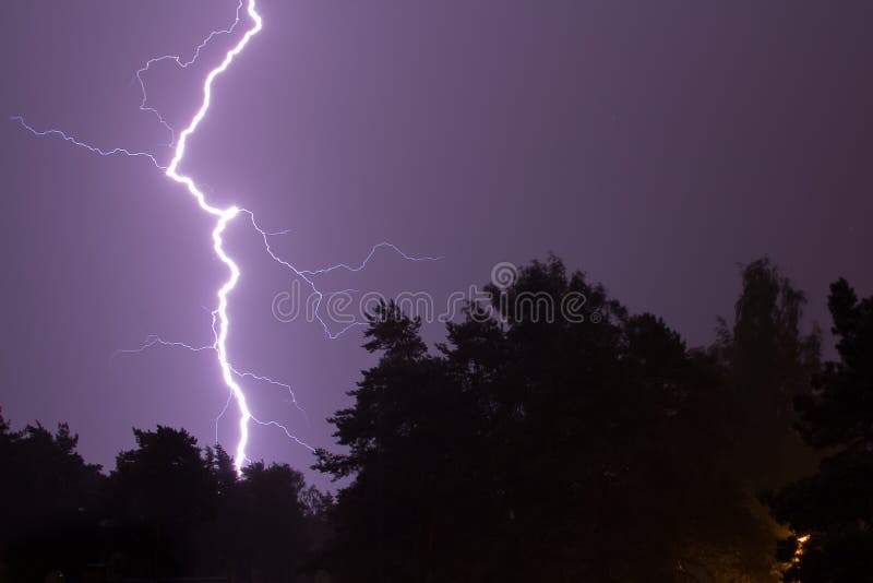 Tempestad De Truenos En Verano Foto de archivo - Imagen de potencia ...