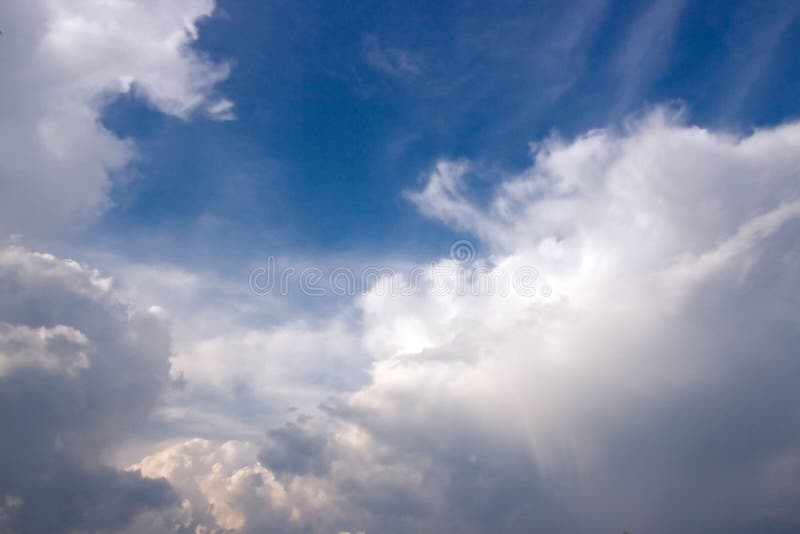 Tempestad De Truenos Y Cielo Azul Foto de archivo - Imagen de ...