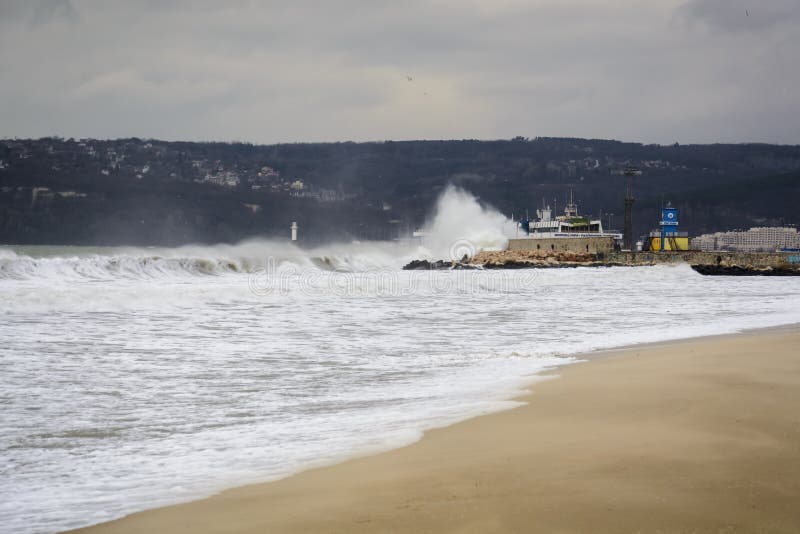 Tempestade E Onda Grande Em Varna Foto Editorial - Imagem de azul ...