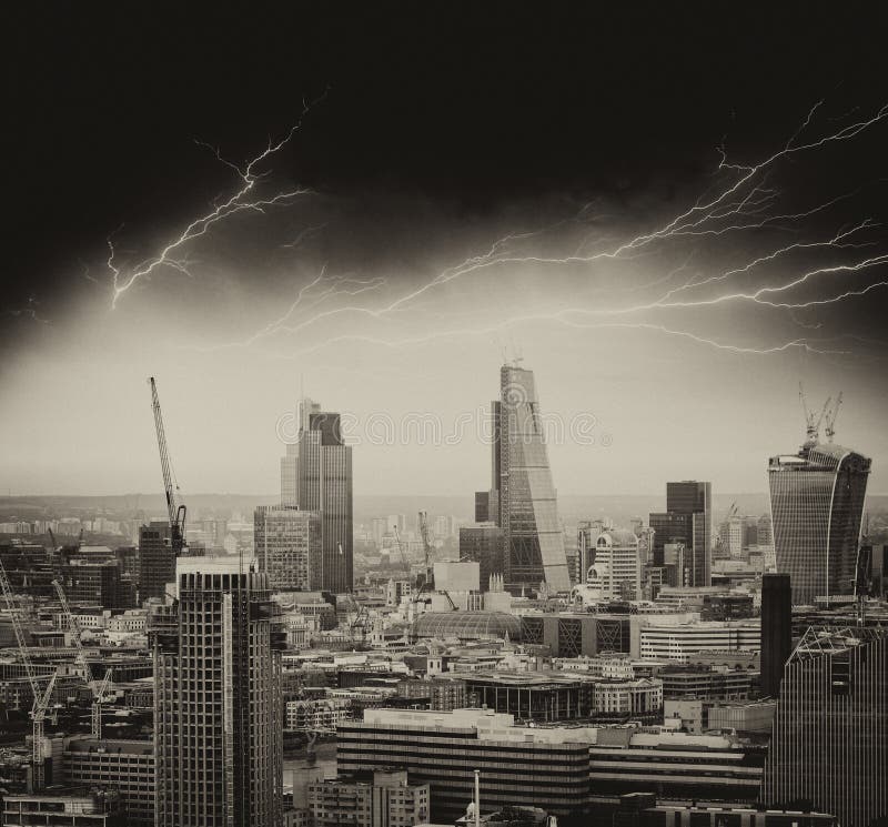 Tempestade Em Londres. Mau Tempo Sobre a Skyline Da Cidade Imagem de ...
