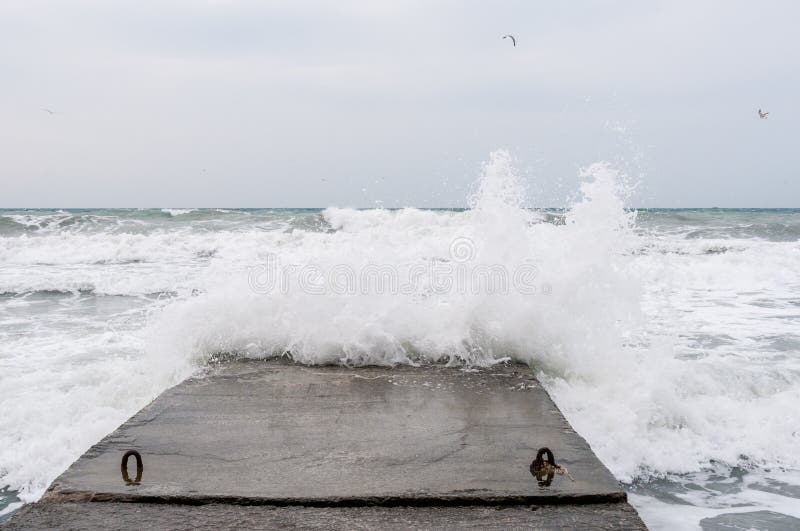 A Tempestade Forte Do Mar Acena Deixar De Funcionar No Cais De Pedra ...
