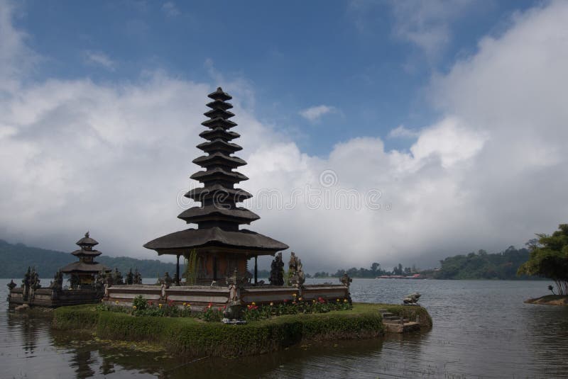 Tempiale Di Bratan Del Lago Fotografia Stock - Immagine di bali, isola ...