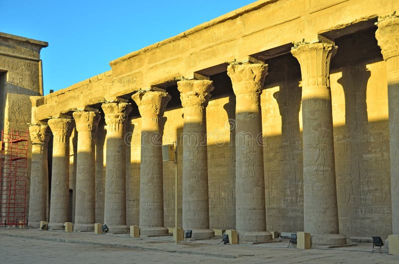 Tempio di Edfu nell'Egitto immagine stock. Immagine di leggenda - 34250191