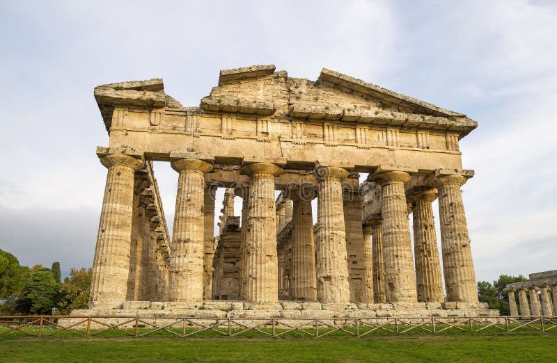Tempie Greche Di Paestum, Italia Fotografia Stock - Immagine di ...