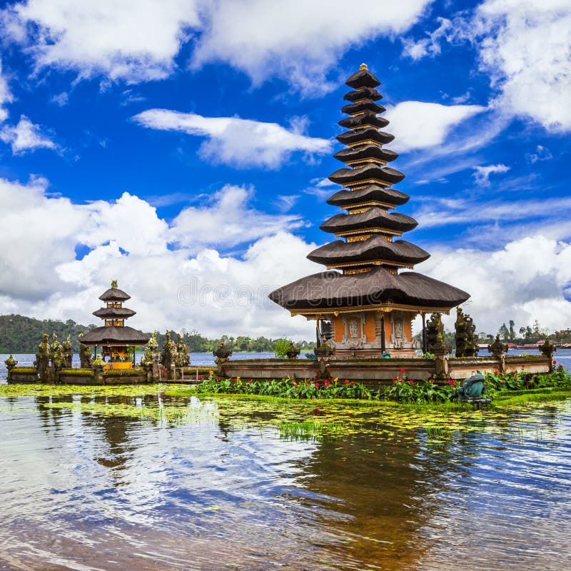 Tempio Di Balinese Sul Lago Immagine Stock - Immagine di balinese ...