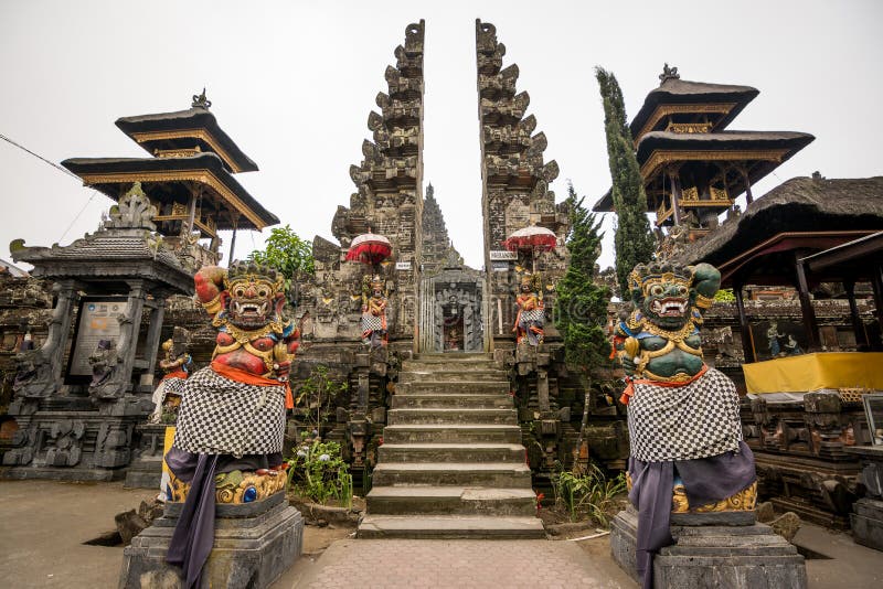 Tempio di Besakih, Bali immagine stock. Immagine di preghiere - 74597753