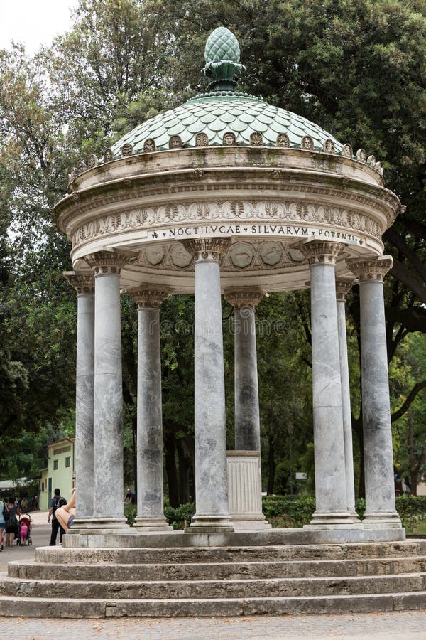 Tempio Di Diana in Giardino Della Villa Borghese Roma Fotografia ...