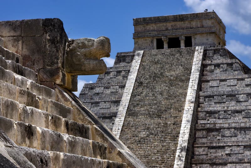Tempio Di Itza Di Chichen, Kukulkan Immagine Stock - Immagine di grigio ...