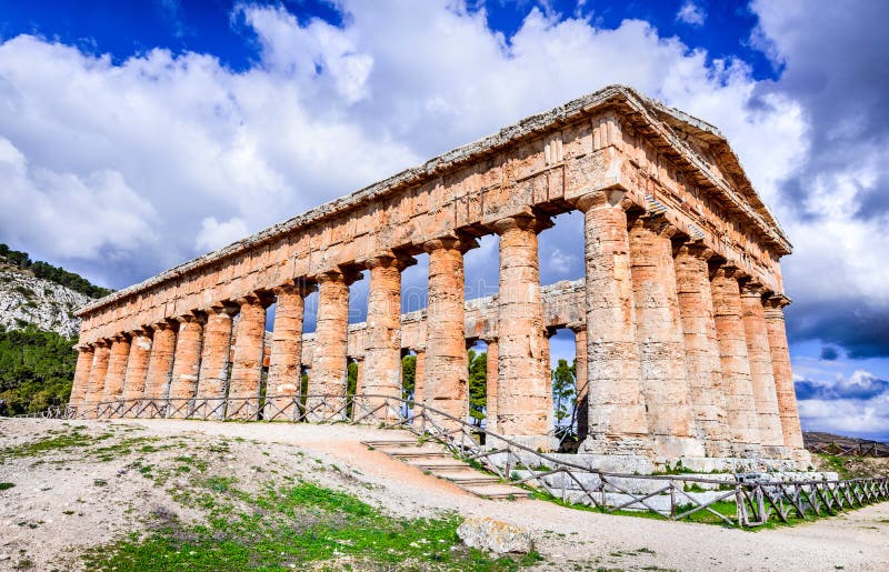 Tempiale Greco Di Segesta In Sicilia, Italia Immagine Stock - Immagine ...