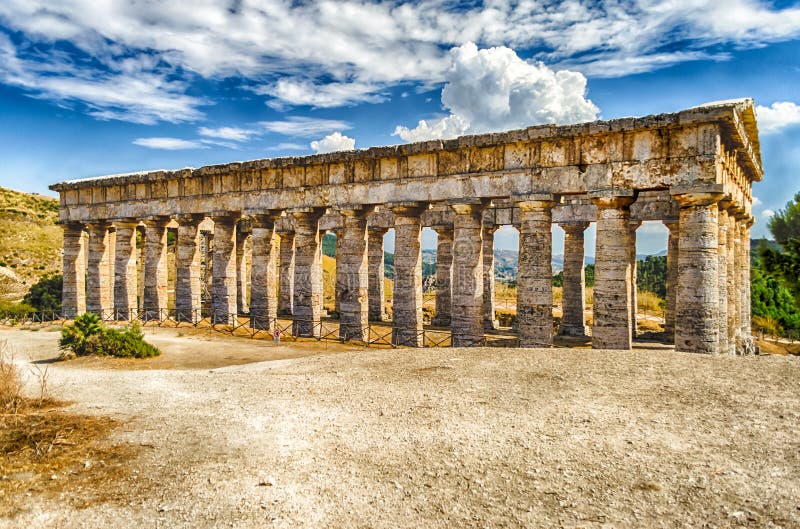 Tempio greco di Segesta fotografia stock. Immagine di costruzione ...