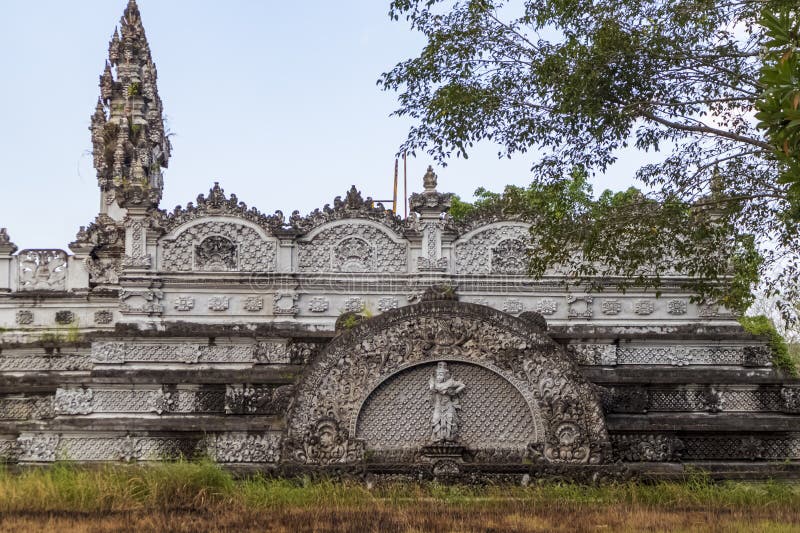 The Temple Buildings and Statues of Lembuswana on Kumala Island are ... The Temple Buildings and Statues of Lembuswana on Kumala Island are ...