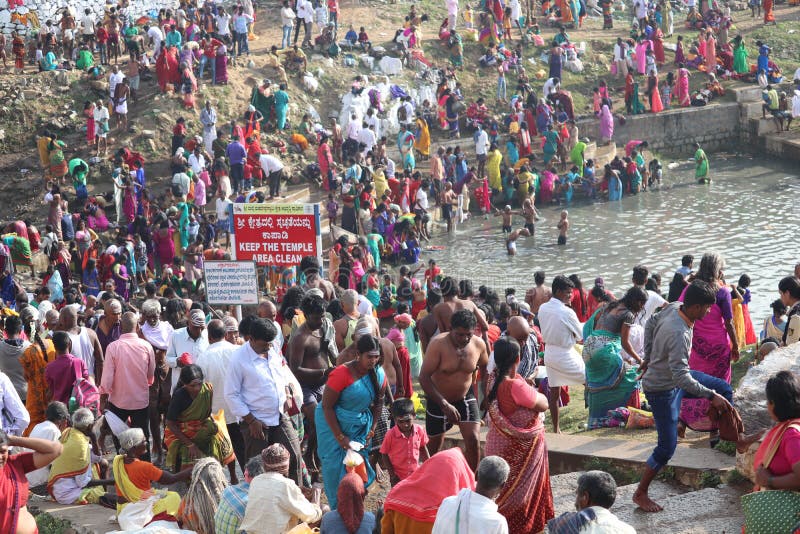 Temple devotees editorial photography. Image of water - 132321162