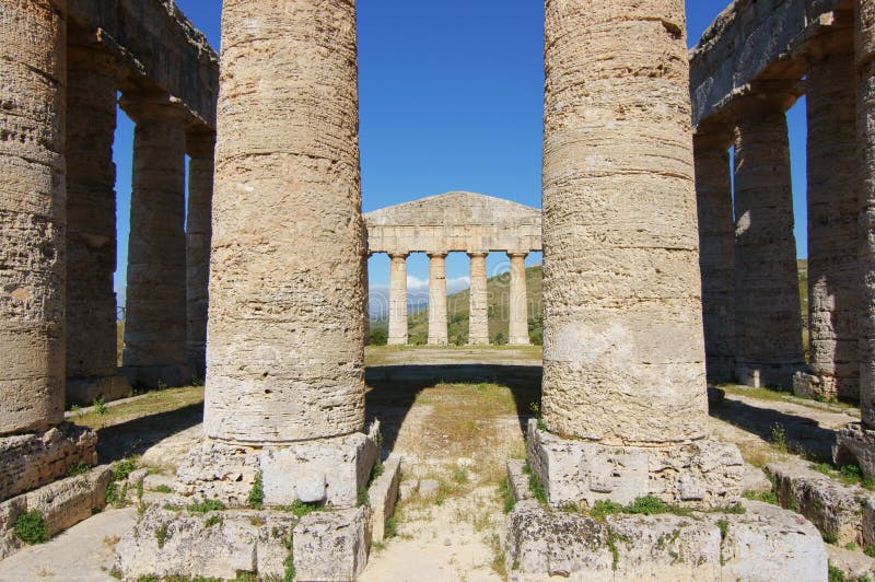 Temple grec image stock. Image du parallèle, piliers, taille - 5592449