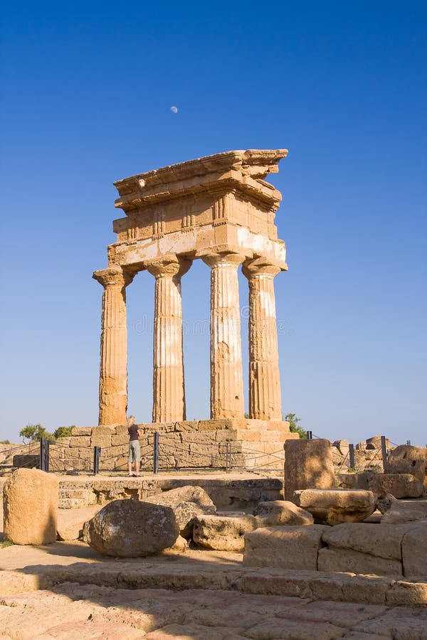 Temple Grec Au Coucher Du Soleil Image stock - Image du temple, pilier ...