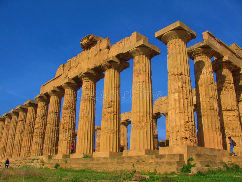 Temple grec image stock. Image du grec, plafond, religion - 4947009