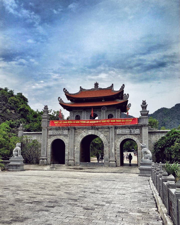 Temple hoa lu editorial image. Image of clouds, temple - 99458515