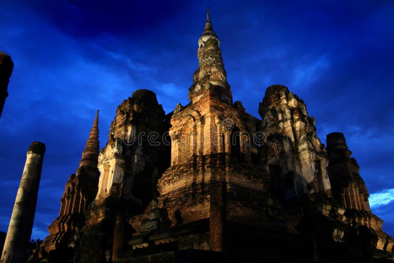 Temple night scene stock image. Image of cloudy, tropical - 3083345