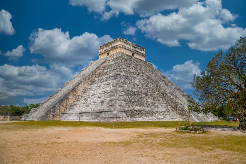 Temple Pyramid of Kukulcan El Castillo, Chichen Itza, Yucatan, Mexico ...