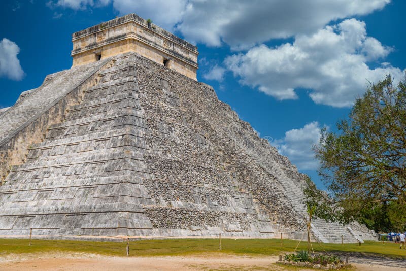 Temple Pyramid of Kukulcan El Castillo, Chichen Itza, Yucatan, Mexico ...