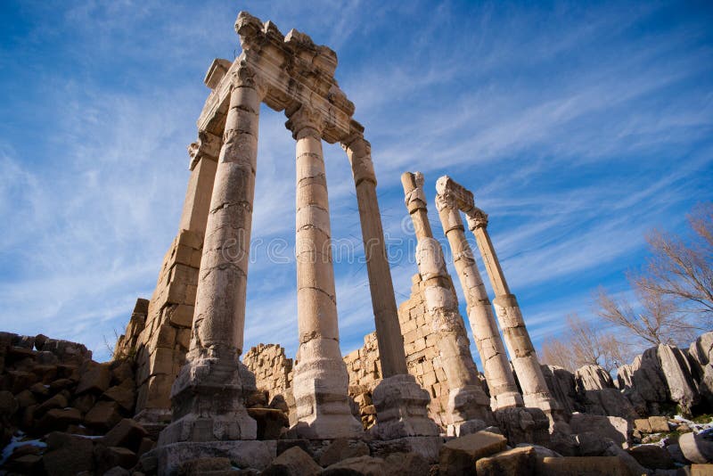 Temple romain photo stock. Image du moyen, temples, méditerranéen ...