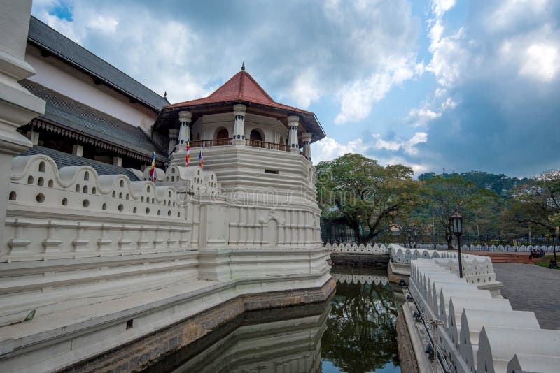 Temple of the Sacred Tooth Relic Stock Photo - Image of kandy, river ...