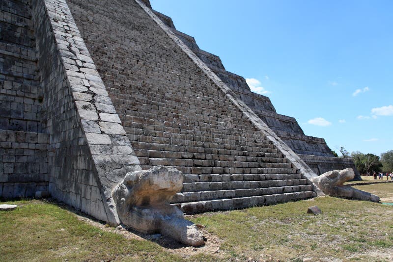 Spring Equinox at Chichen Itza Kukulcan Temple Stock Photo - Image of ...