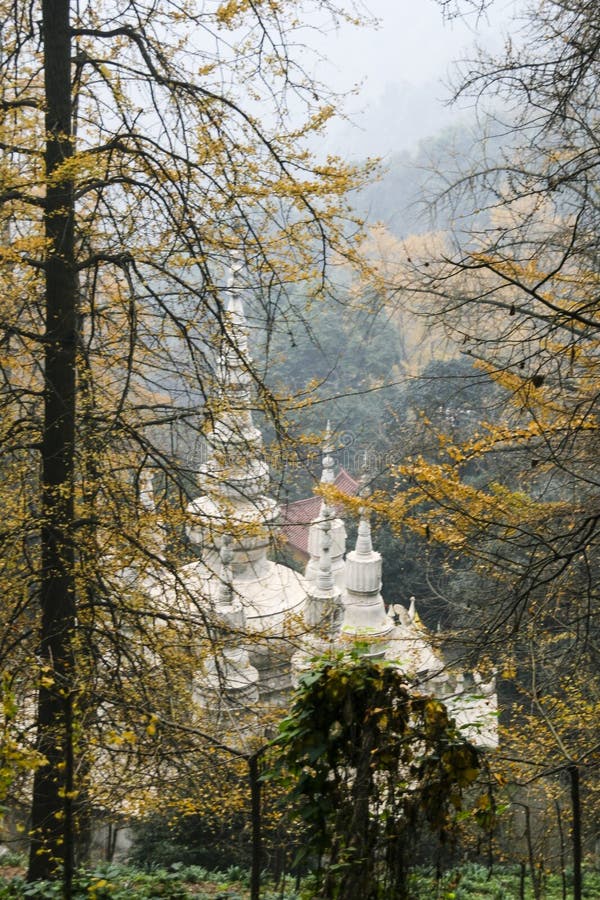 Templo Blanco De La Roca En Sichuan, China Foto editorial - Imagen de ...