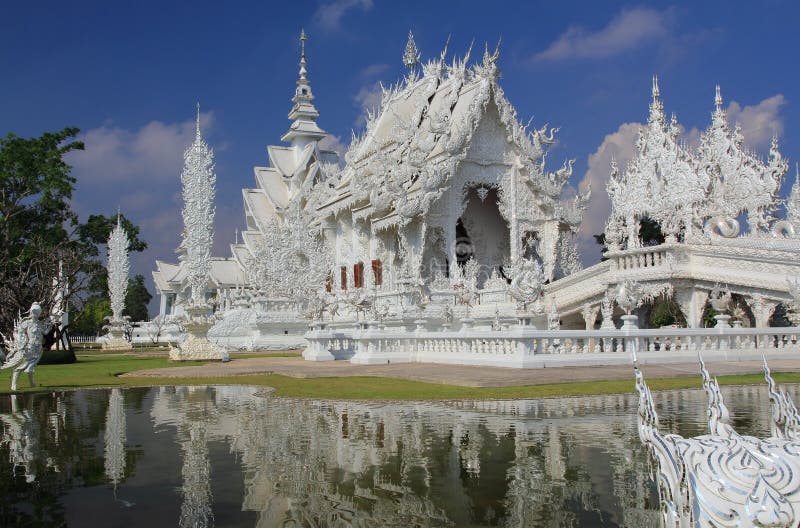 Templo Blanco En Chiang Rai Foto de archivo - Imagen de detalle ...