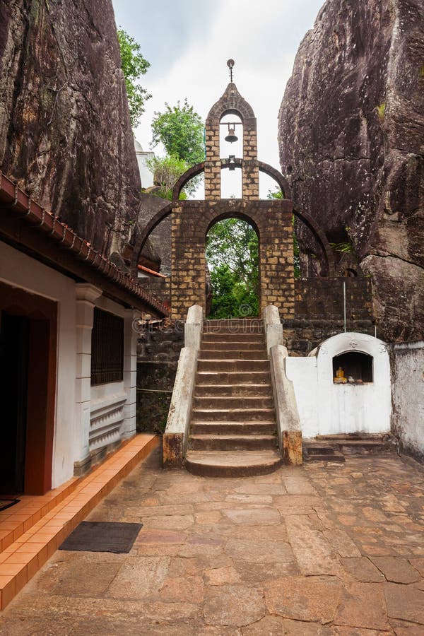 Templo Da Rocha De Aluvihara, Matale Foto de Stock - Imagem de leste ...