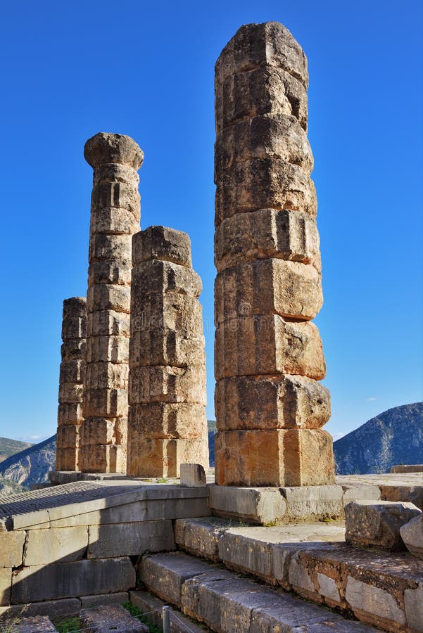 Templo De Apolo En Delphi, Grecia Foto de archivo - Imagen de dios ...