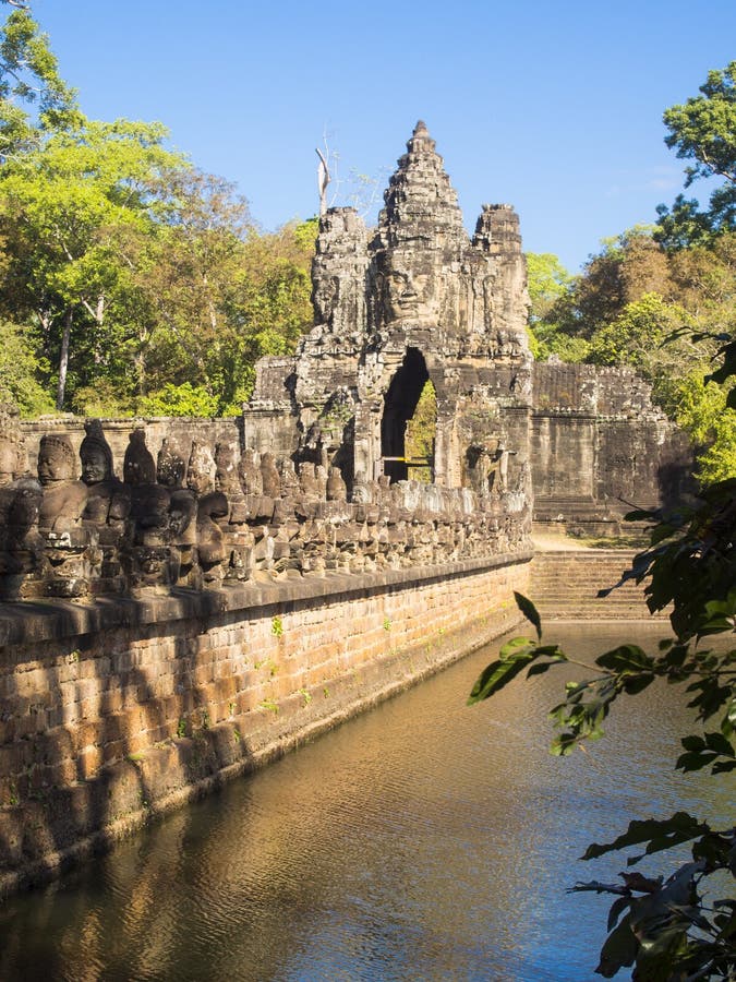 Templo De Bayon En Los Templos De Angkor Imagen de archivo - Imagen de ...