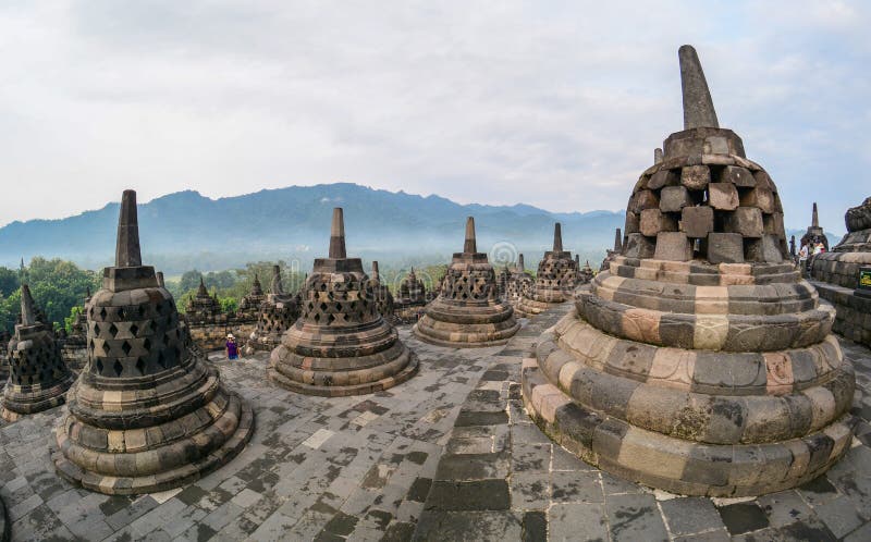 Templo De Borobudur Em Java Island, Indonésia Foto Editorial - Imagem ...