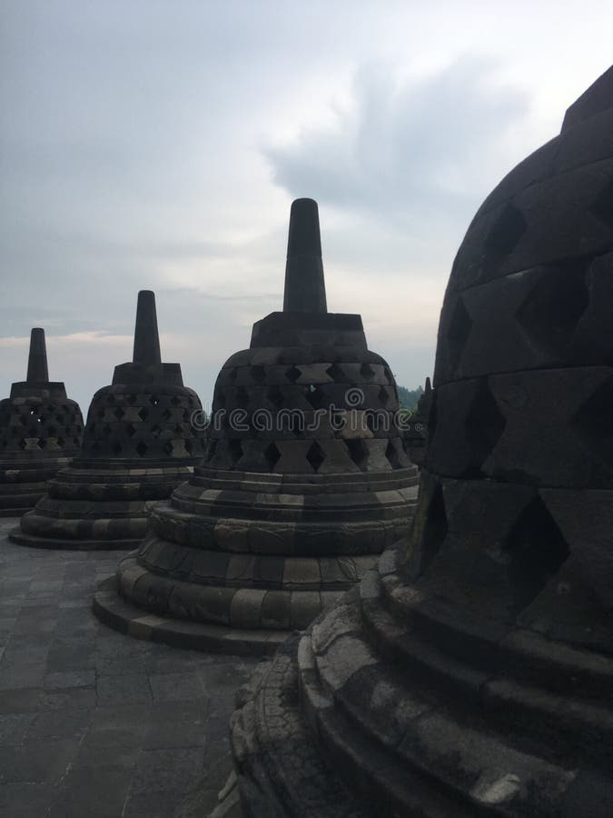 Templo De Borobudur En Java, Indonesia En Día Nublado Foto de archivo ...
