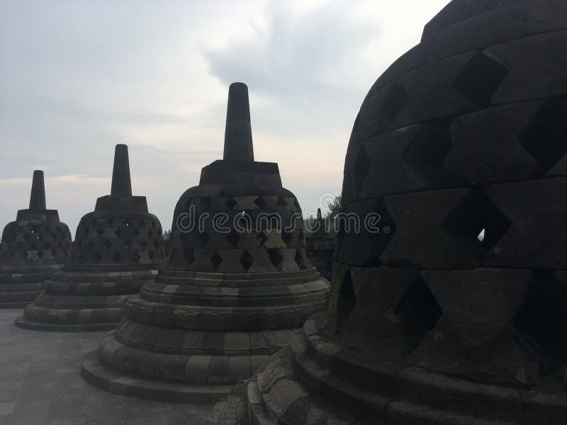 Templo De Borobudur En Java, Indonesia En Día Nublado Imagen de archivo ...