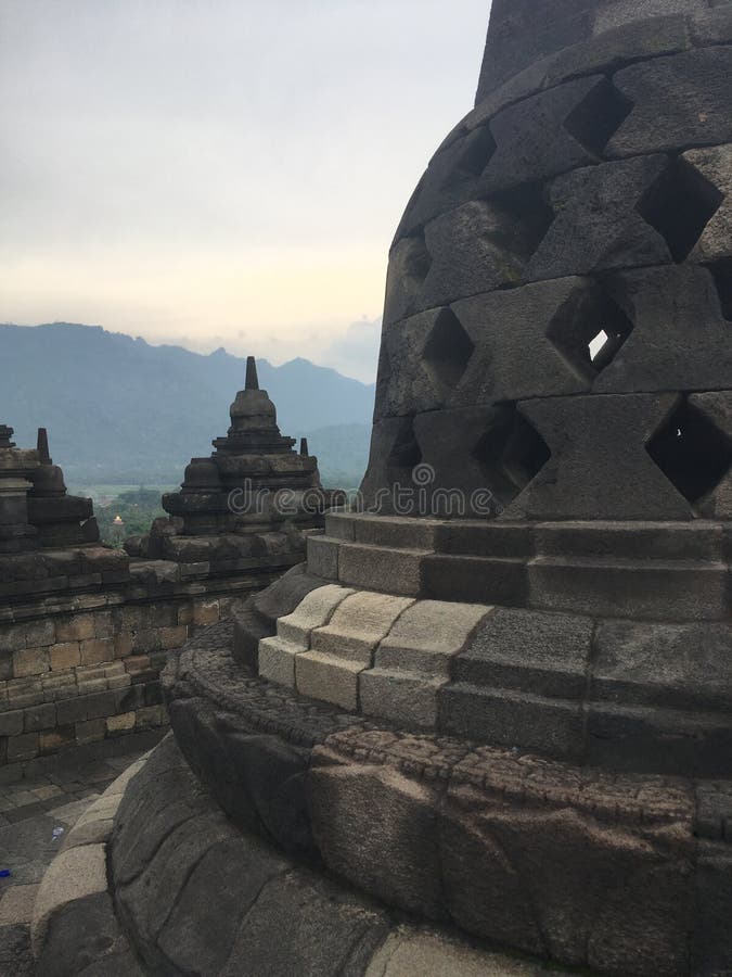 Templo De Borobudur En Java, Indonesia En Día Nublado Imagen de archivo ...