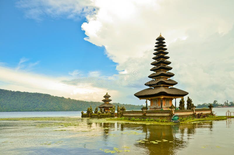 Templo De Ulun Danu En El Lago Beratan, Indonesia Imagen de archivo ...
