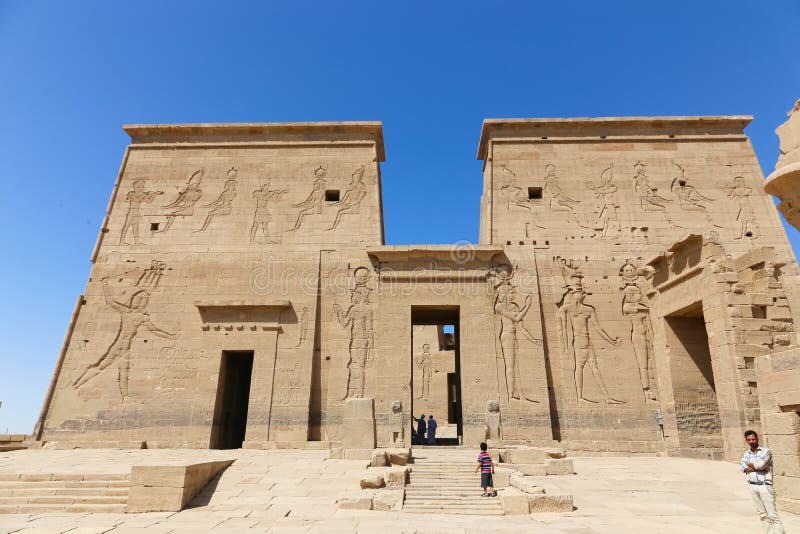 El Templo a Isis Horus Y Osiris En La Isla Philae En El Río Nile En ...