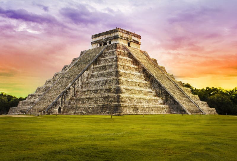 La Pirámide De Kukulkan En Chichen Itza Imagen de archivo - Imagen de ...