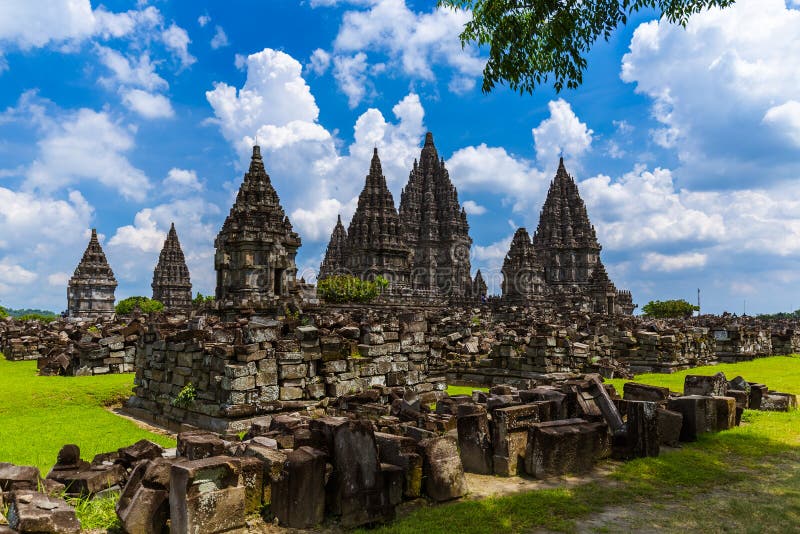 Templo De Prambanan Perto De Yogyakarta Na Ilha De Java - Indonésia ...