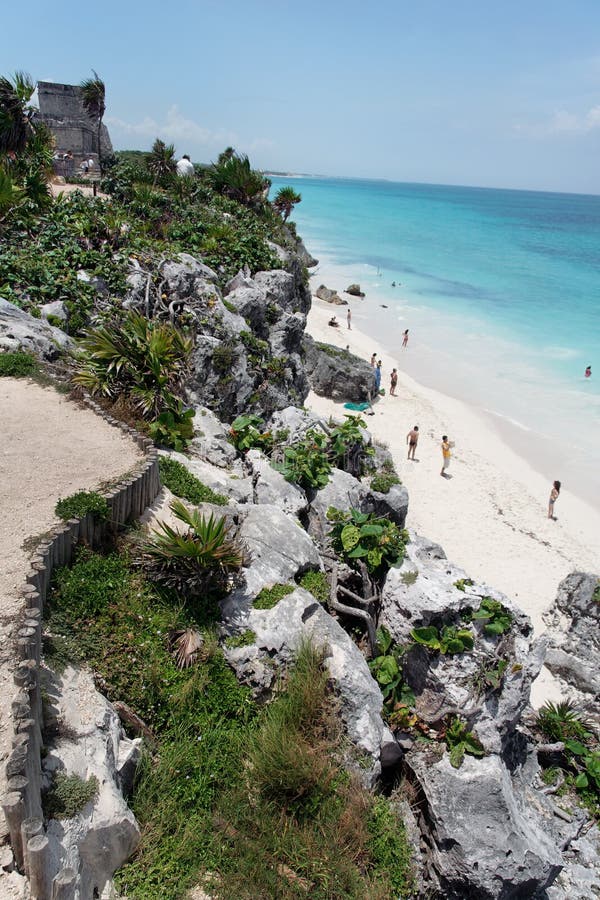 Templo Y Playa De Ruinas De Tulum Imagen editorial - Imagen de rocas ...