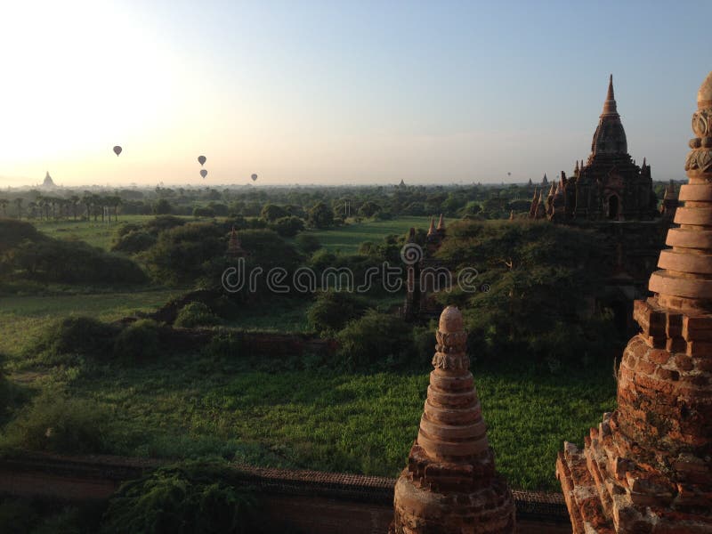 Templo de Taung Guni imagen de archivo. Imagen de budista - 73848319