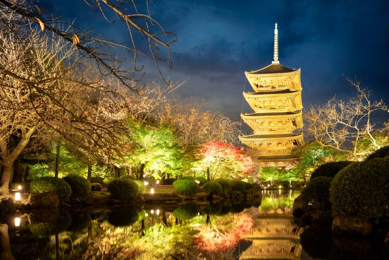 Templo Toji Com Flores De Cereja Na Primavera Em Kyoto Japan Foto de ...